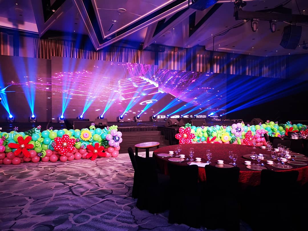 Stage Front Balloon Decoration | THAT BalloonsTHAT Balloons