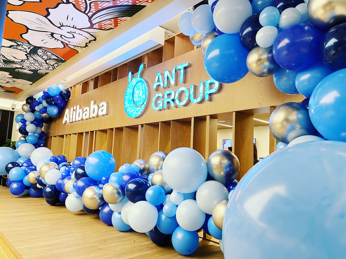 Organic Balloon Garland Decor | THAT BalloonsTHAT Balloons